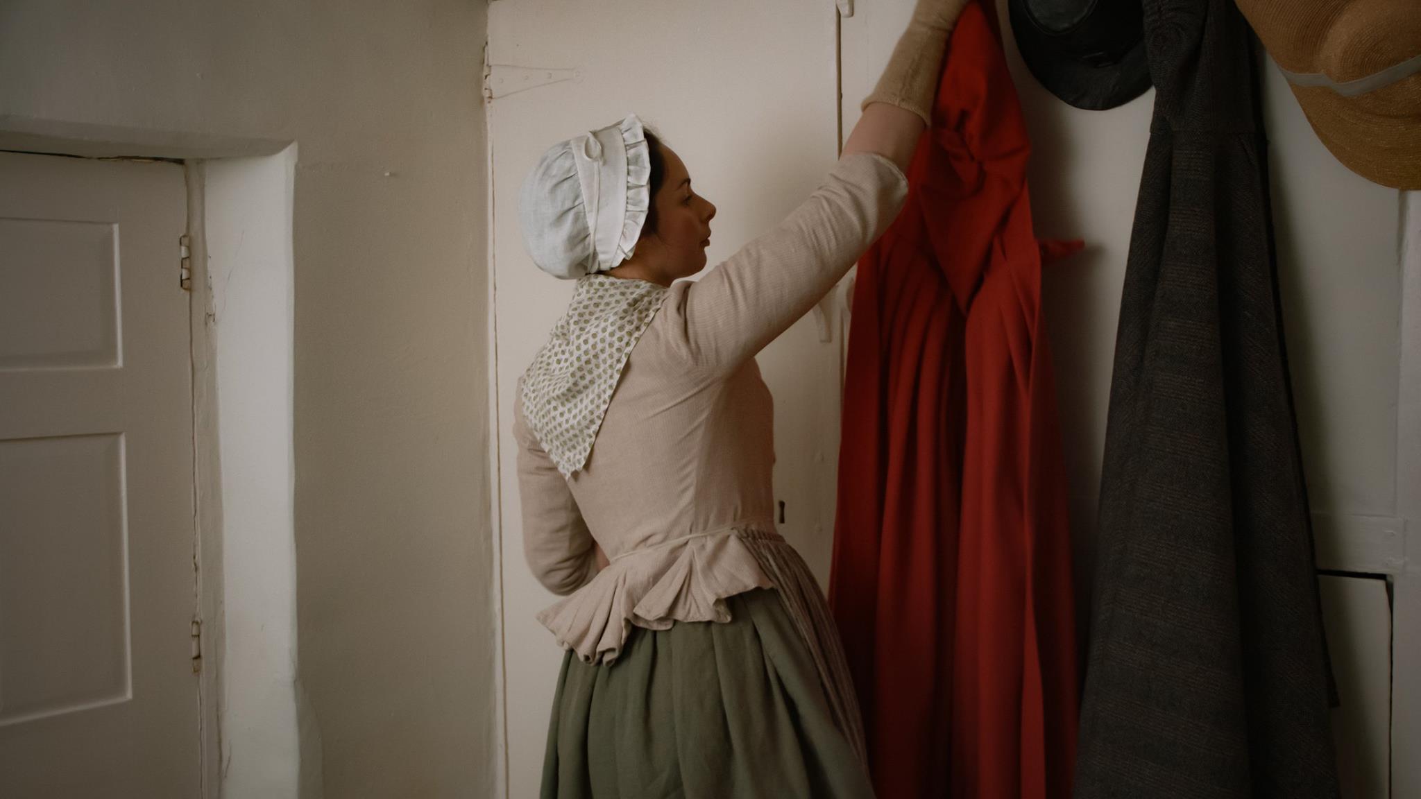 Getting Dressed in the 18th Century -Working Woman – Crow's Eye ...